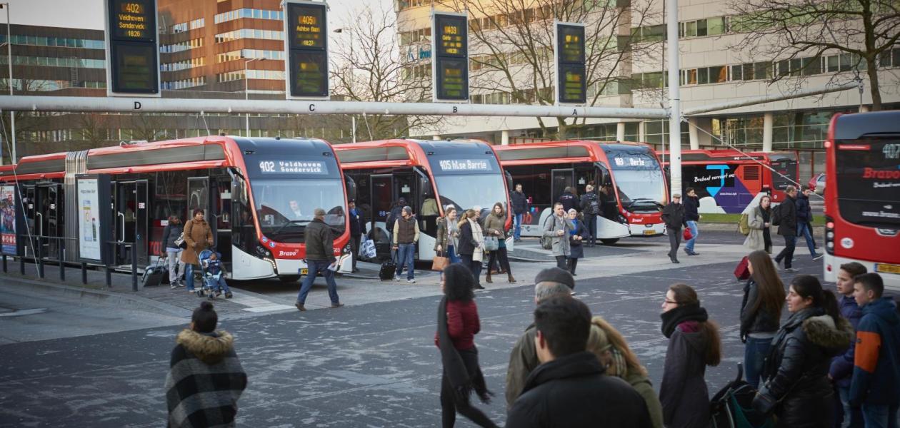 43 Elektrobussen von VDL fahren fahrplanmäßig in der Region Eindhoven ...